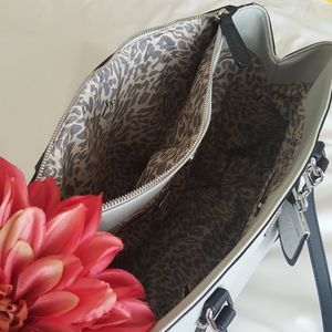 Guess | Bags | Authentic Guess Tote | Poshmark